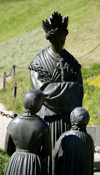 Franciszek Ukoronował Matkę Bożą Z La Salette
