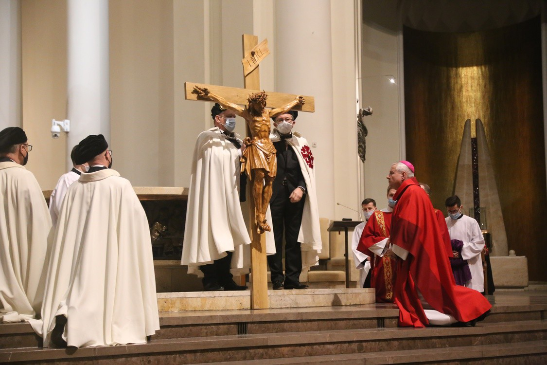 Bp Wodarczyk na Liturgii Męki Pańskiej: Krzyż Chrystusa odpowiedzią... Bp Wodarczyk na Liturgii Męki Pańskiej: Krzyż Chrystusa odpowiedzią...